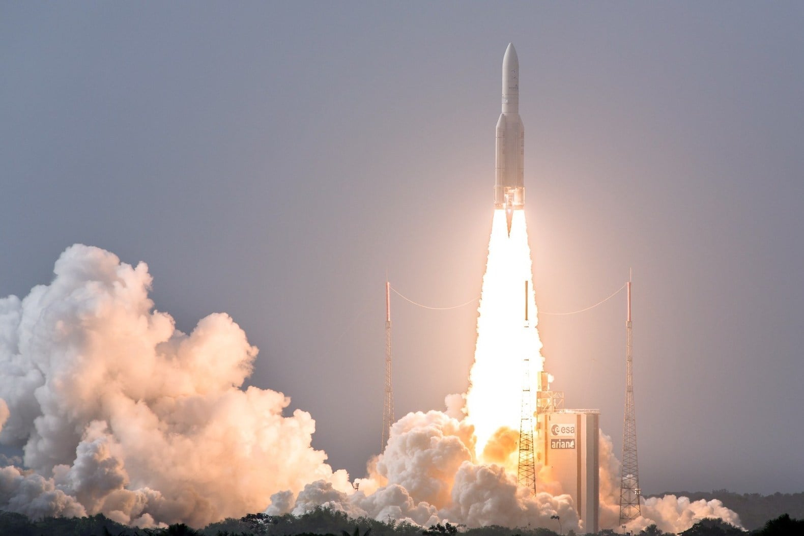 Raket Ariane-5 brengt Europese satellieten in de ruimte | Het Parool