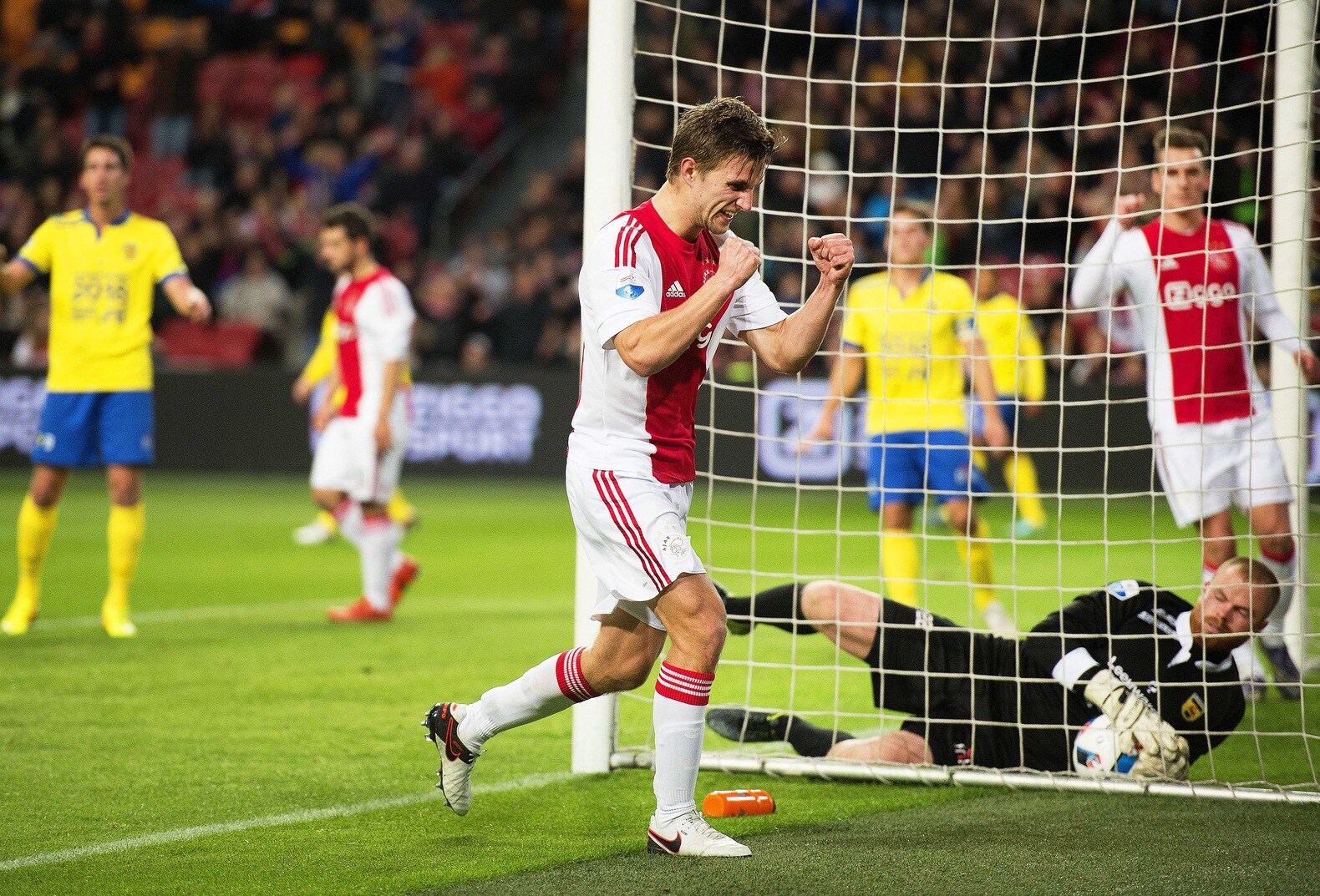 Met nieuwe EK-bal gebruikt Ajax corners als wapen | Het Parool