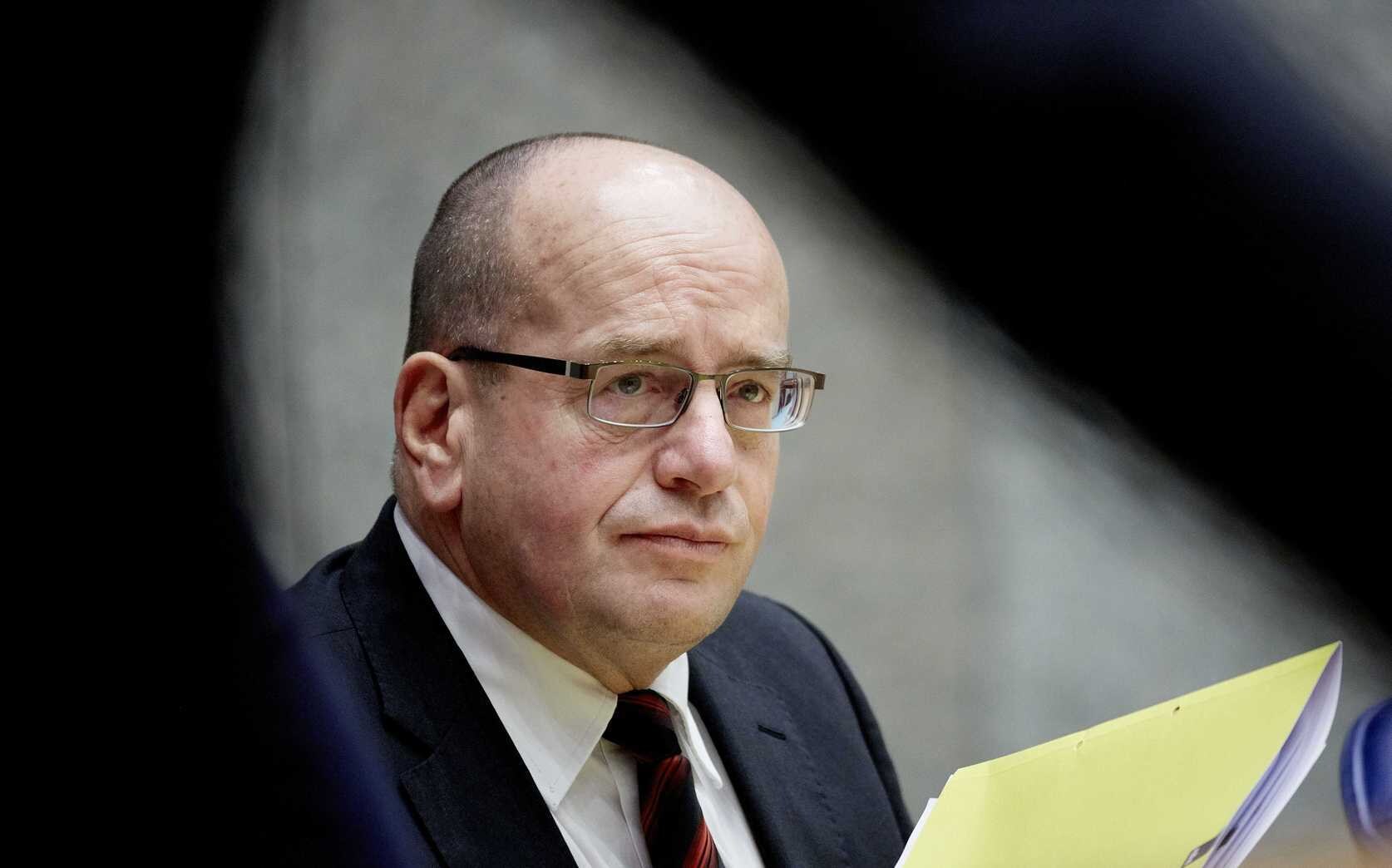 Teeven onderzoekt waarschuwing bij illegale downloads | Het Parool