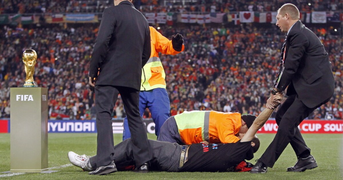 Jimmy Jump sprint over veld tijdens Barcelona - Real | Het Parool