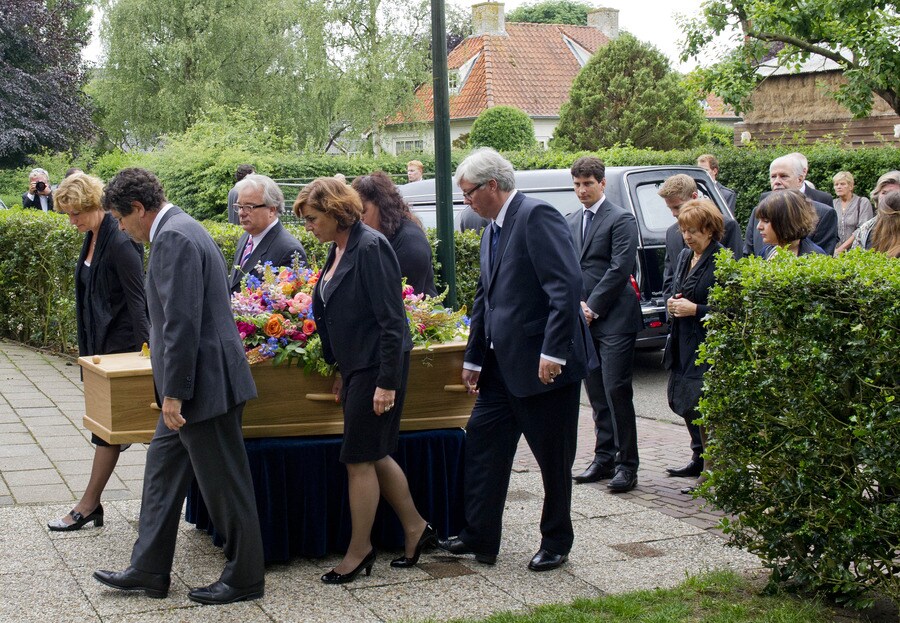 Veel prominenten aanwezig bij uitvaart Willem Duys | Het Parool