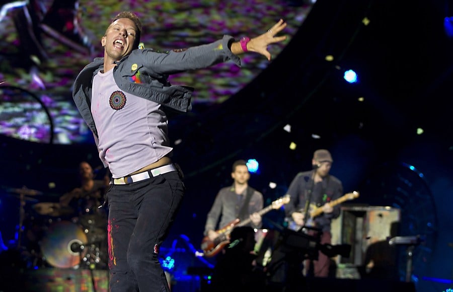 Mysterieuze armbandjes maken concert Coldplay visueel spektakel | Het ...