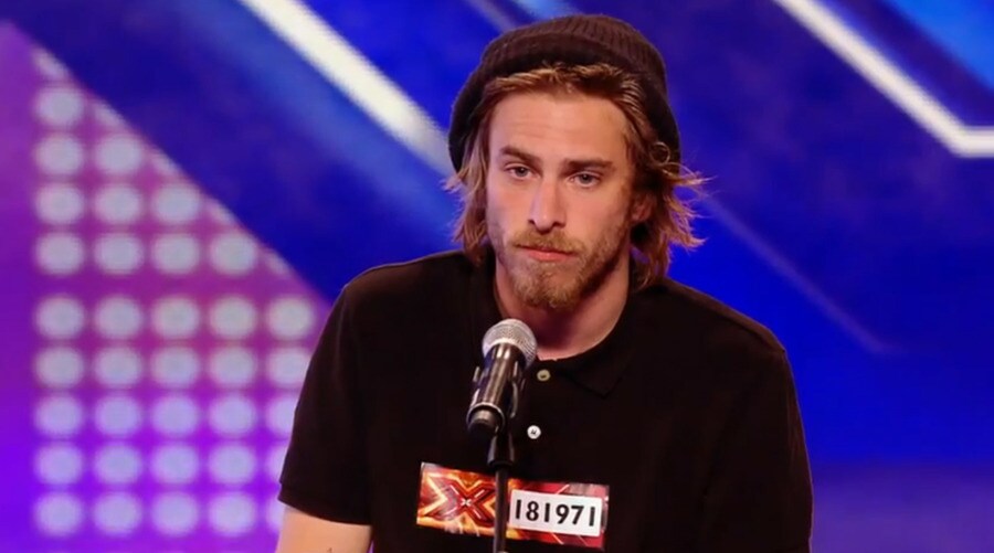 Britse kandidaat X Factor spoorloos na staande ovatie | Het Parool