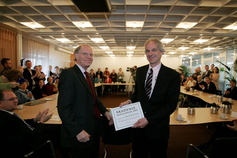 Stapel wilde brief toevoegen aan rapport | Het Parool