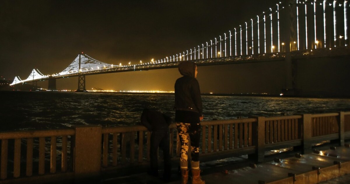 Bay Bridge San Francisco schittert als lichtkunstwerk | Het Parool