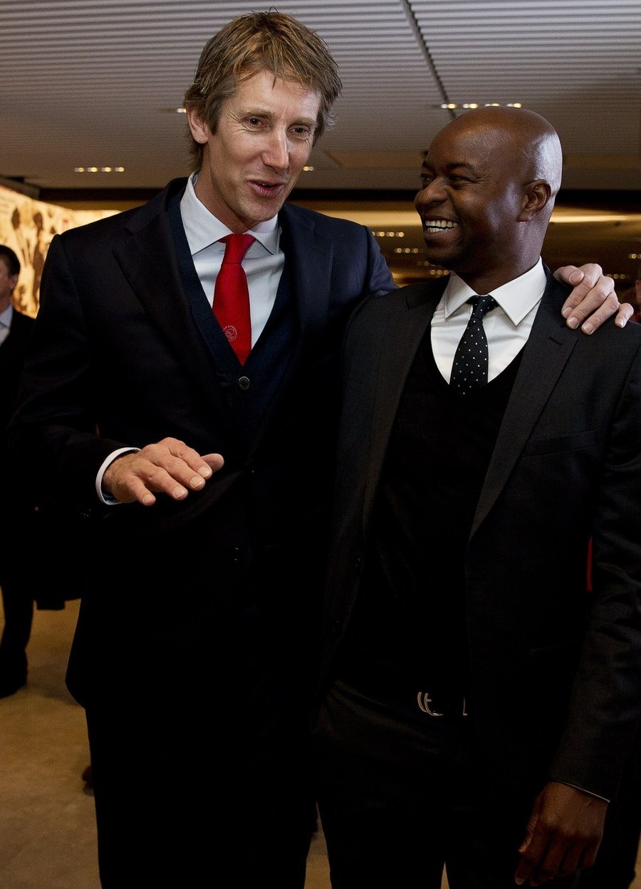 Van der Sar met stropdas naar PSV, niet met handschoenen | Het Parool