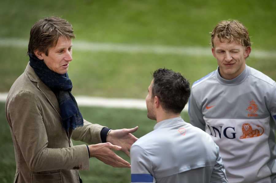 Van der Sar met stropdas naar PSV, niet met handschoenen | Het Parool