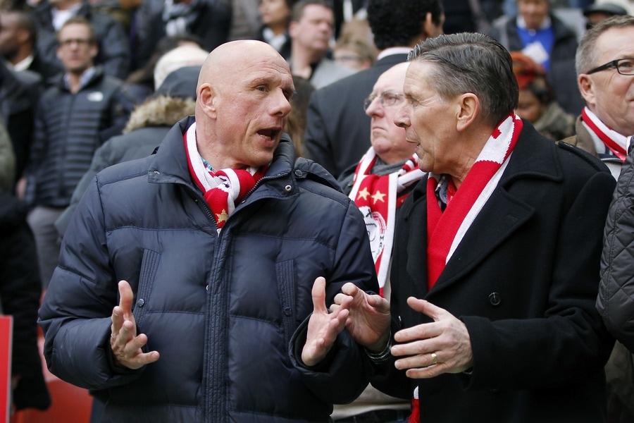 Rob de Wit mag schaal uitreiken aan Ajax | Het Parool