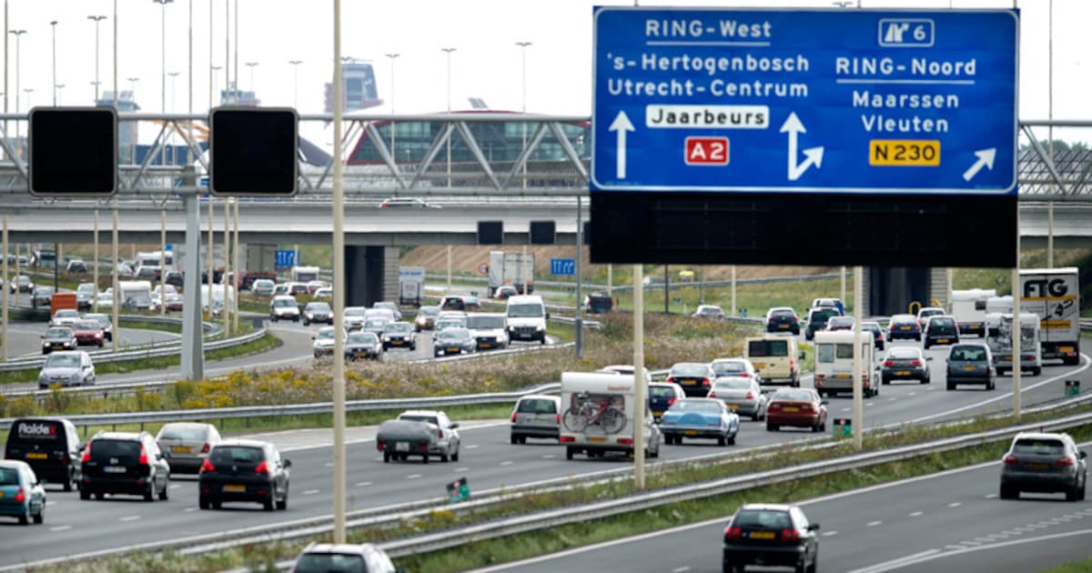 Chaos op A2 door onwel geworden bestuurder | Het Parool Chaos op A2 door onwel geworden bestuurder | Het Parool