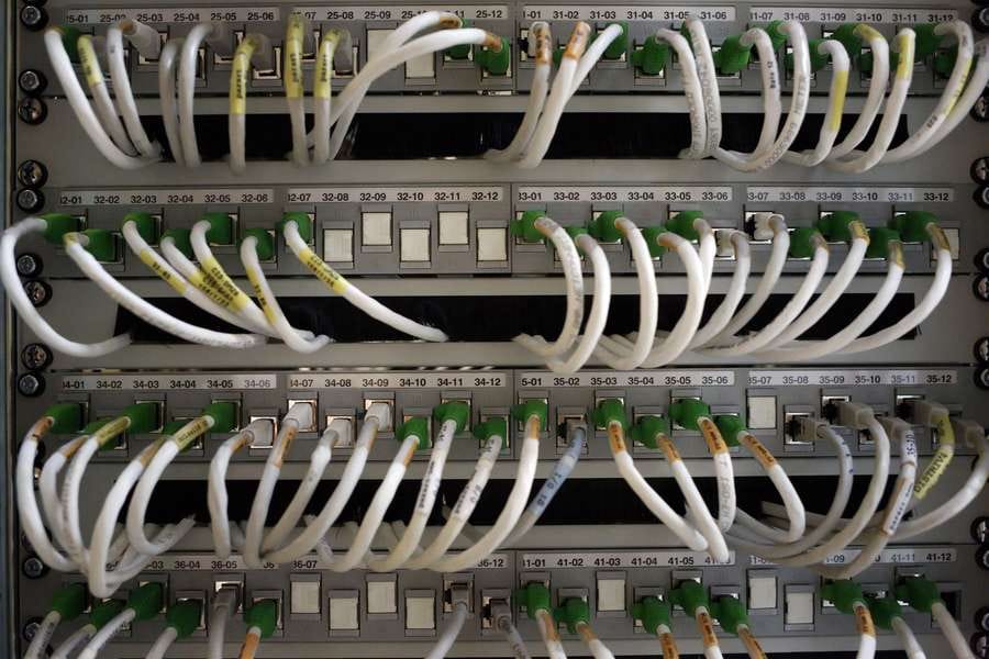 EU doet invallen bij telecombedrijven | Het Parool
