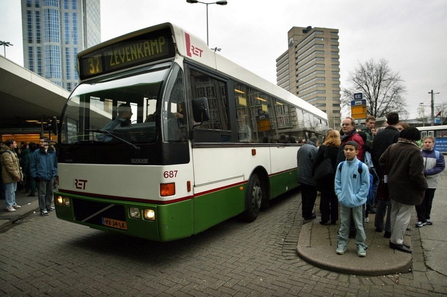 Stadsbus schept voetganger in Rotterdam | Het Parool