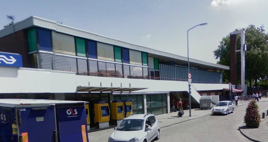 Man (19) zonder treinkaartje mishandelt conducteur | Het Parool