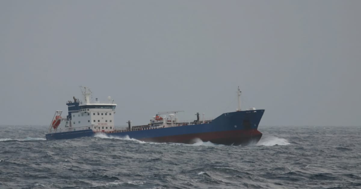 Storm hindert evacuatie brandend schip Noordzee | Het Parool