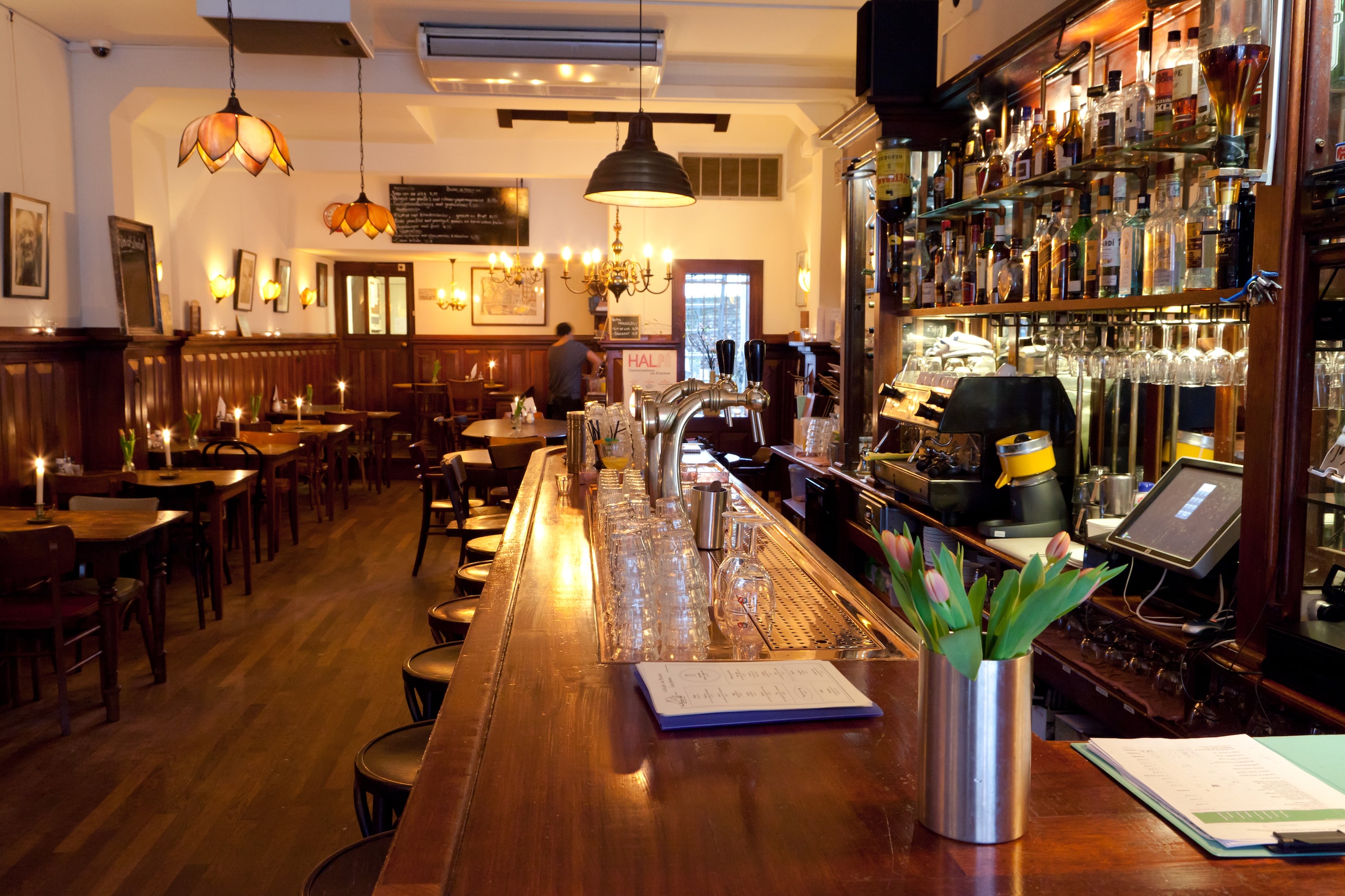 8 cafés in Amsterdam met de sfeer van een bruine kroeg en het eten van ...