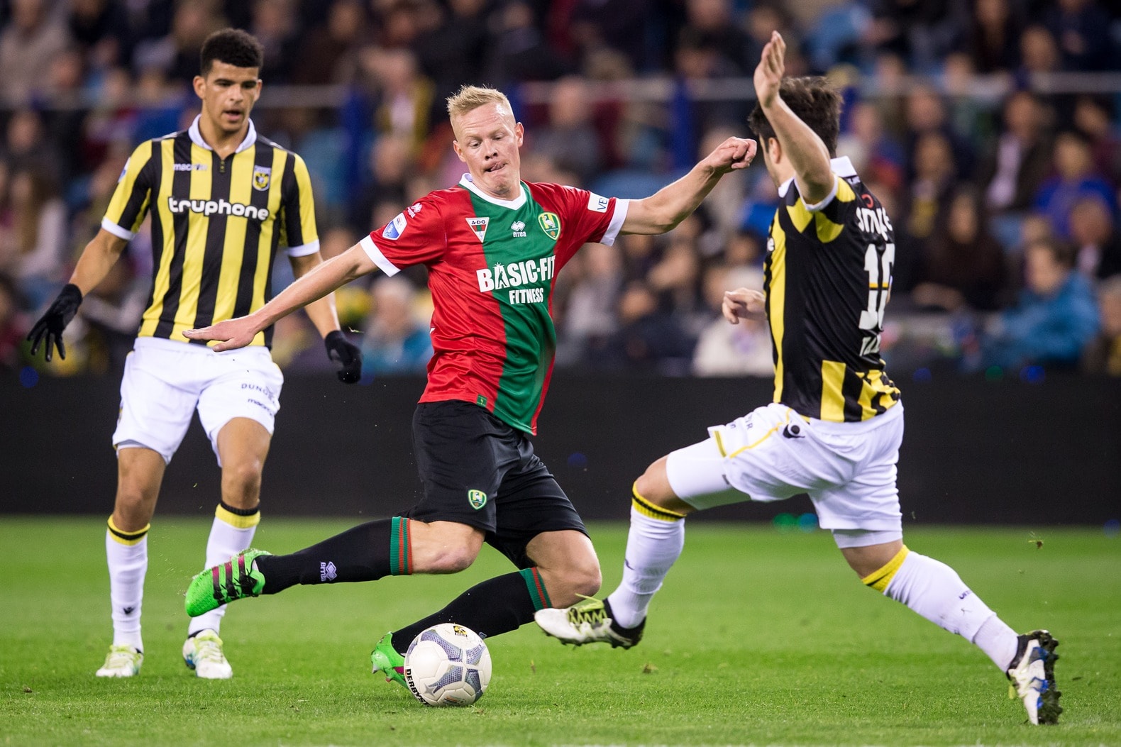 Invaller Olinik redt in extremis punt voor Vitesse | Het Parool