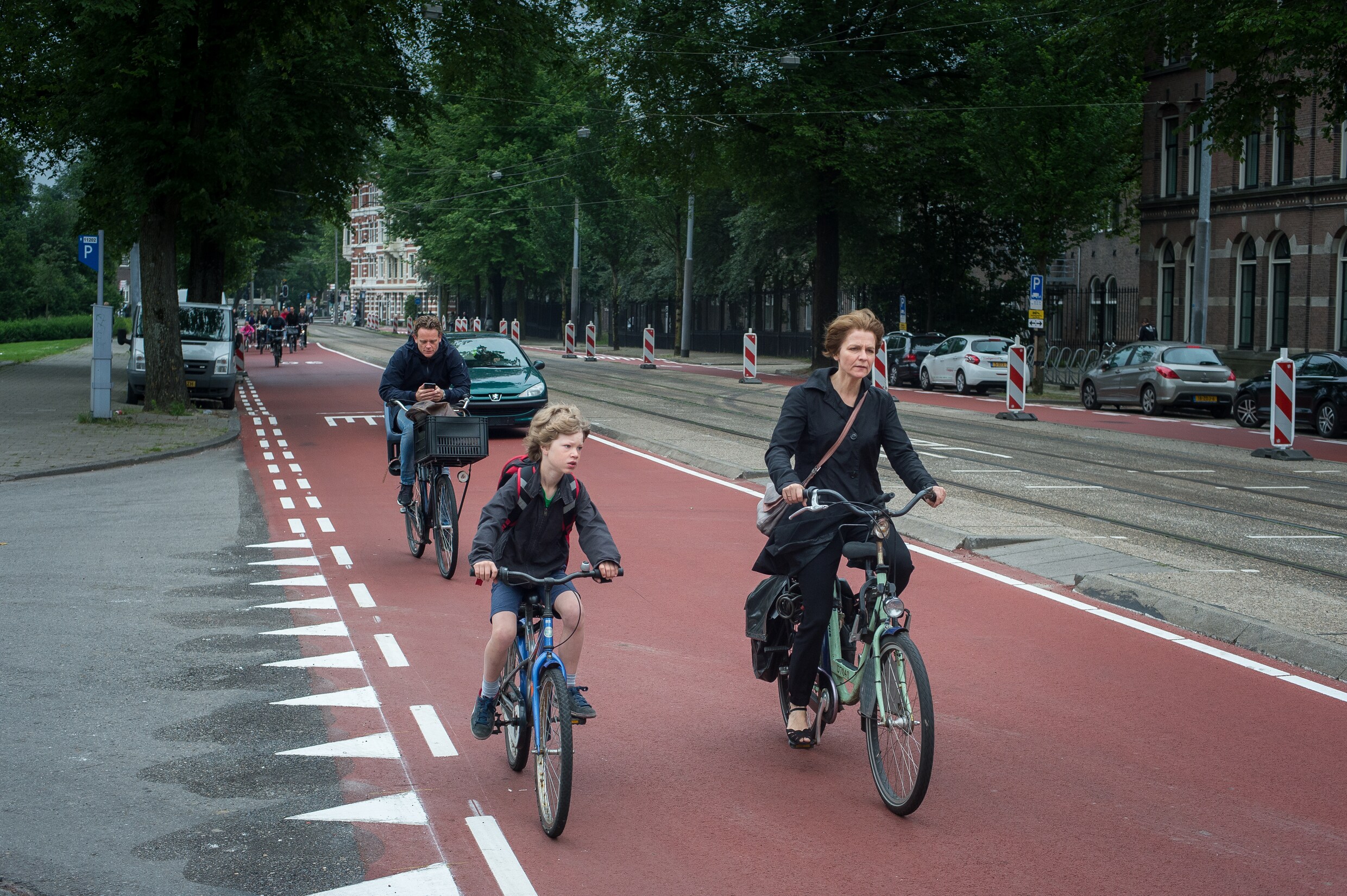 Lezers over elektrische fietsen: ‘Op de rijbaan én verplicht een helm ...
