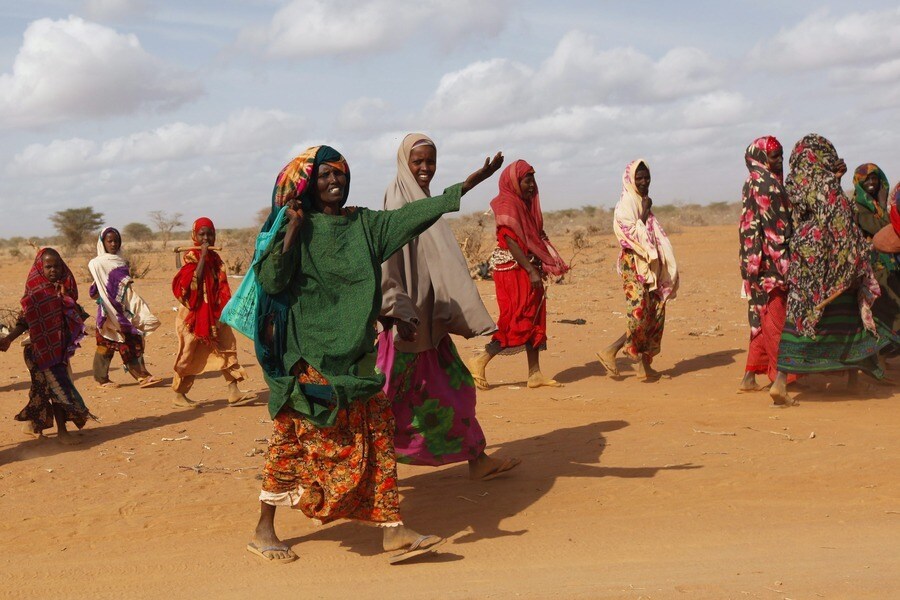 Extreme hongersnood Somalië: Desnoods voedseldroppings | Het Parool