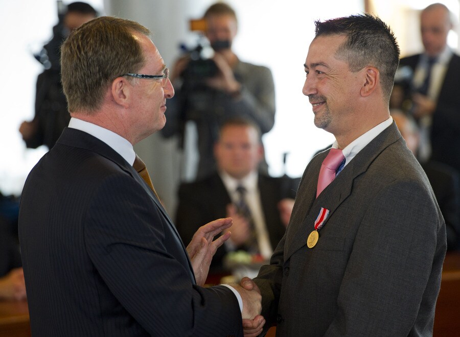 Helden schietpartij Alphen aan den Rijn onderscheiden | Het Parool