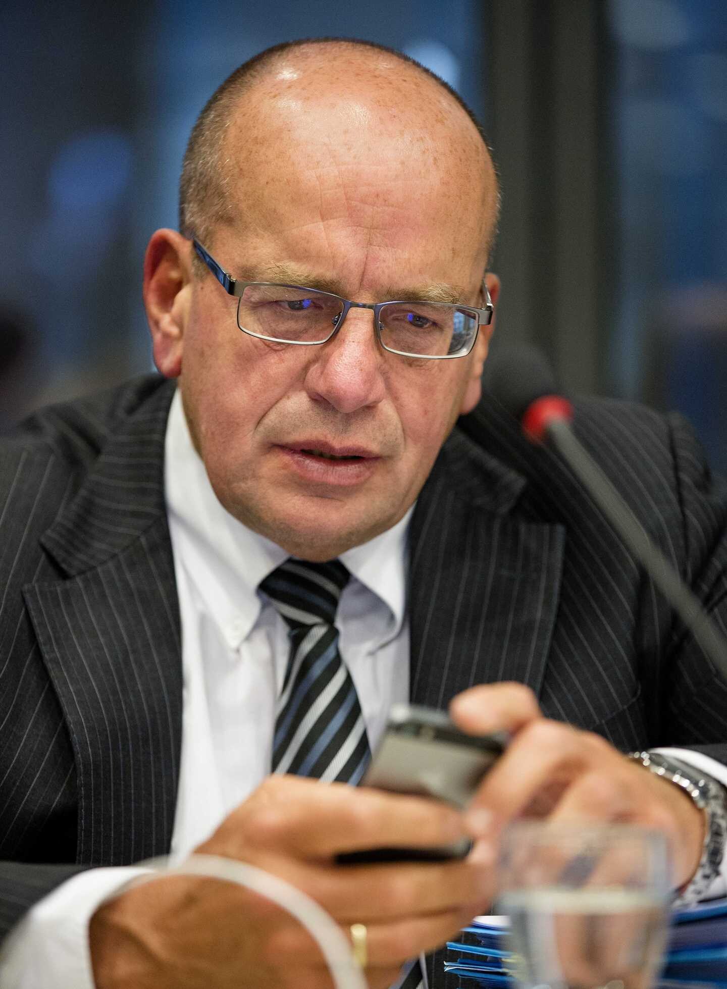 Zesvoudig moordenaar mag op onbegeleid verlof, Teeven niet in beroep ...