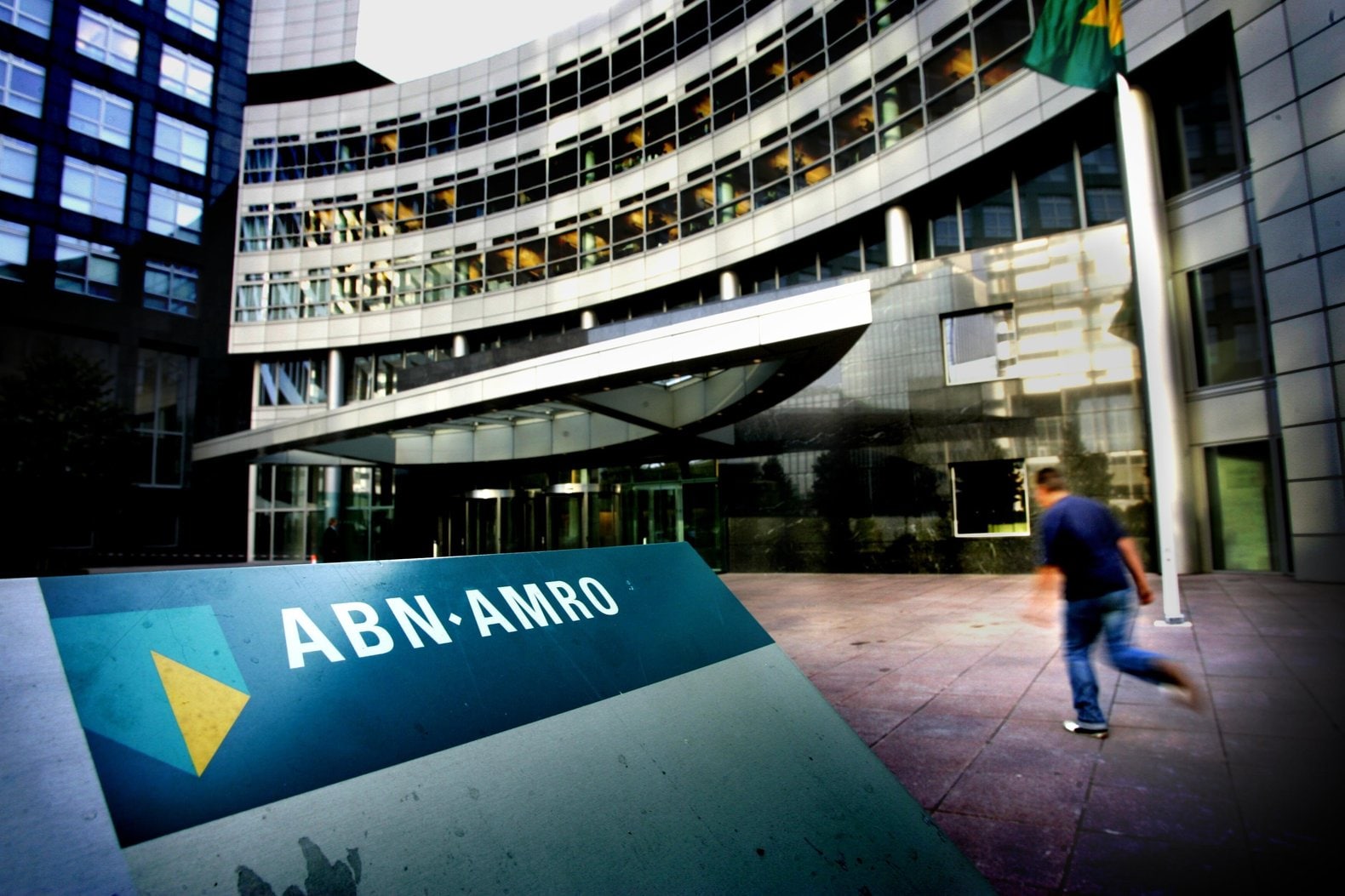 ABN Amro verdubbelt winst in jaar tijd | Het Parool