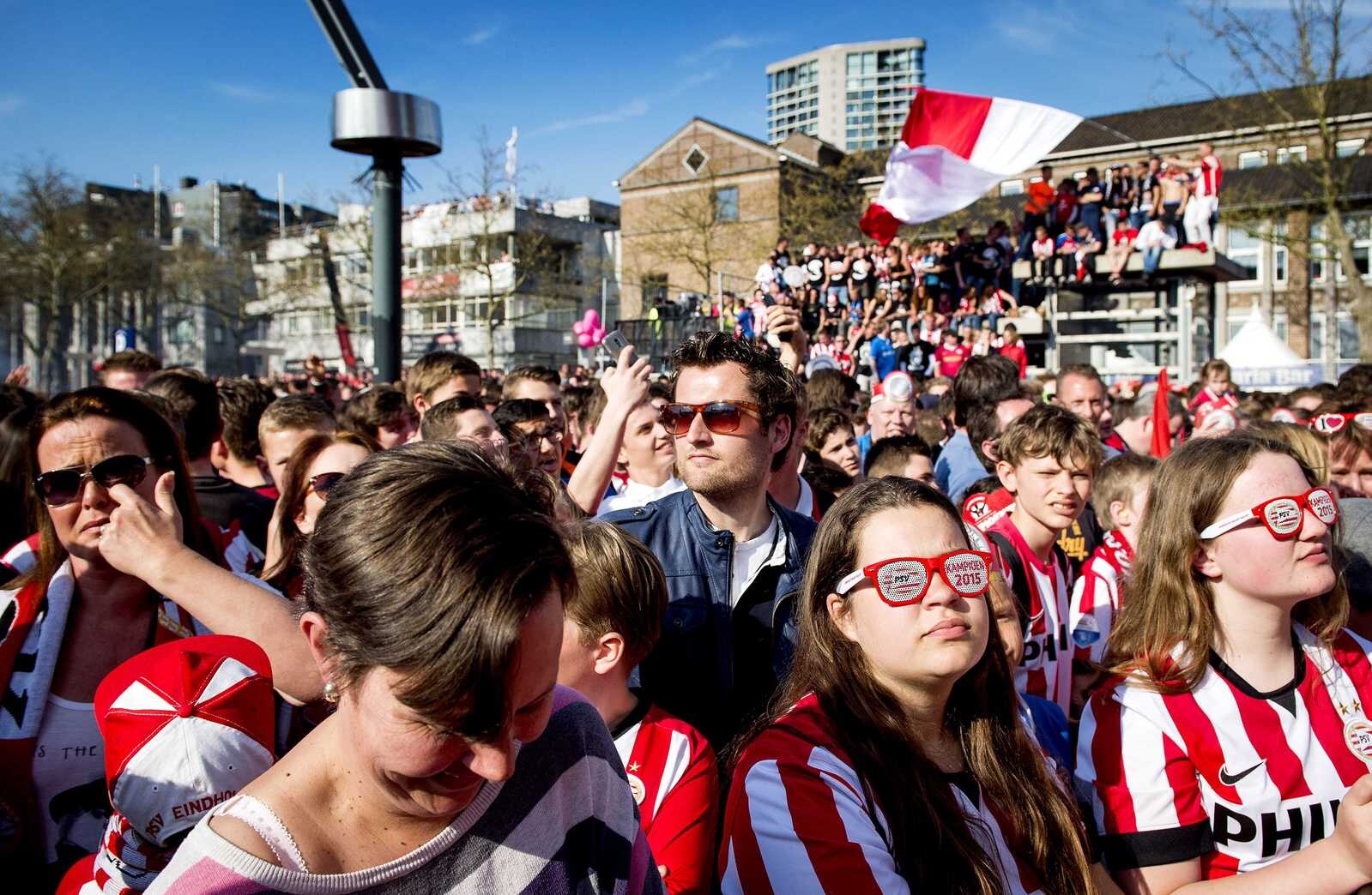 Huldiging PSV in Eindhoven trekt 100.000 fans | Het Parool
