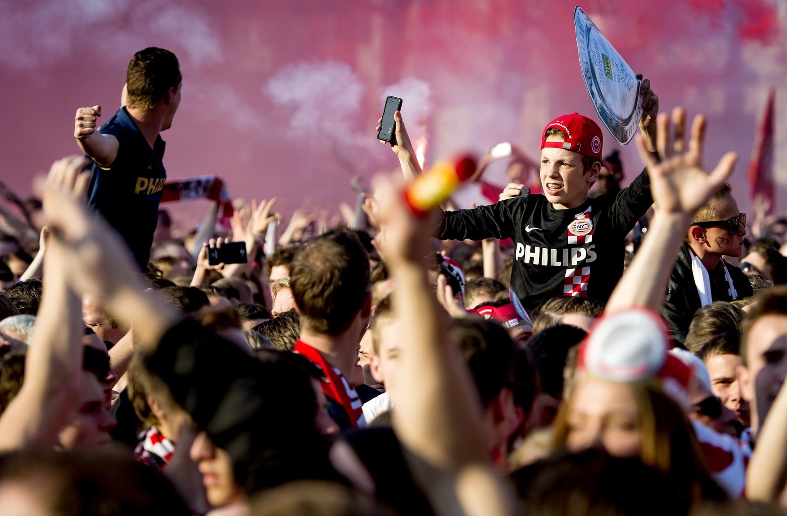 Huldiging PSV in Eindhoven trekt 100.000 fans | Het Parool
