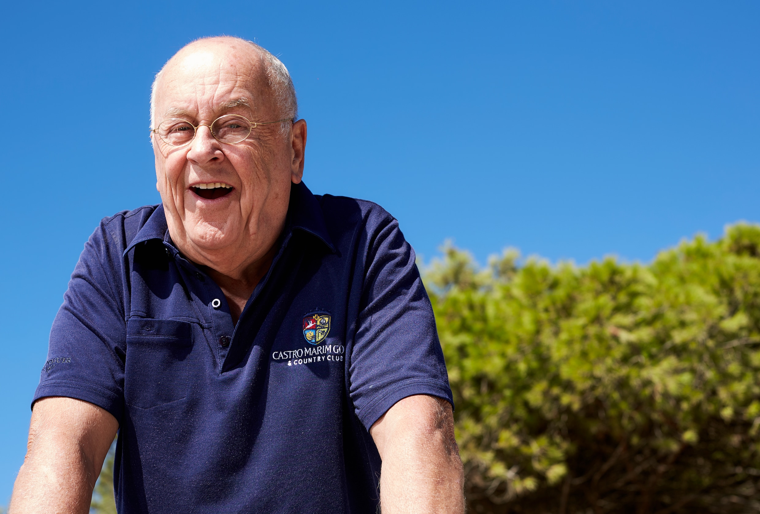 Radiomaker Willem van Kooten, alias Joost den Draaijer, op 83-jarige leeftijd overleden | Het Parool