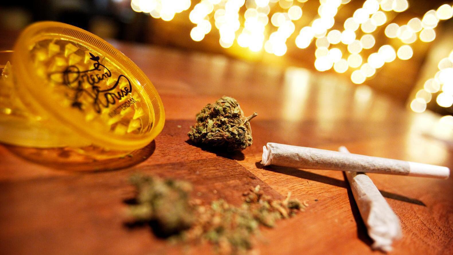 Van der Laan houdt vast aan sluiting coffeeshops bij scholen | Het Parool